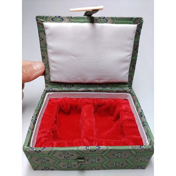 【発売日：2025年01月30日】外寸サイズ：約110ｘ80ｘ45ｍｍ3.0ｃｍまで、高さ5ｃｍまで二本入り用印材箱です