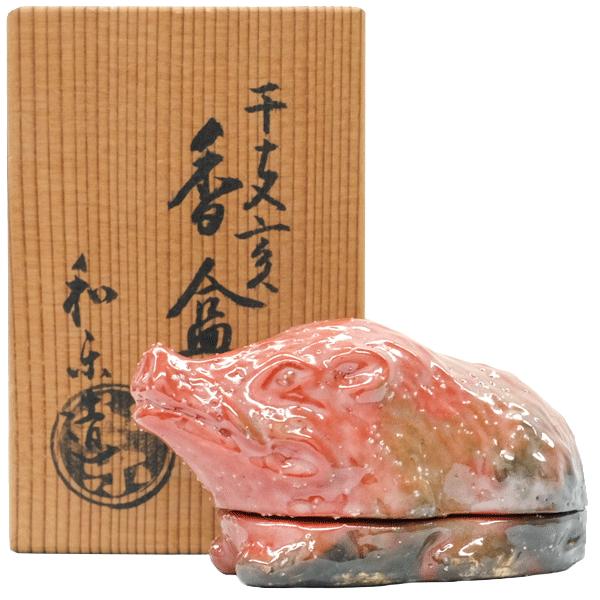 【作家名】-【商品名】猪香合【サイズ】高さ4cm 幅3cm 底面径6.2cm【付属品】-【商品状態】商品には保存状況によりキズがございます。箱にはスレがございます。【管理番号】1143※こちらの商品は他サイトでも販売を致しておりますので同時...