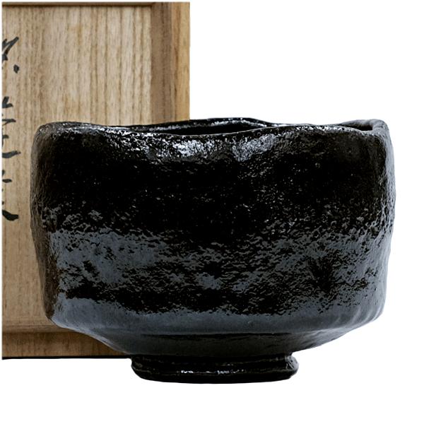 【作家名】銘蓬茉【商品名】黒楽茶碗【サイズ】高さ8cm 口径11.5cm 底面径5cm【付属品】共箱【商品状態】箱には保存状況によるヨゴレがございます。【管理番号】1176※こちらの商品は他サイトでも販売を致しておりますので同時落札による売...