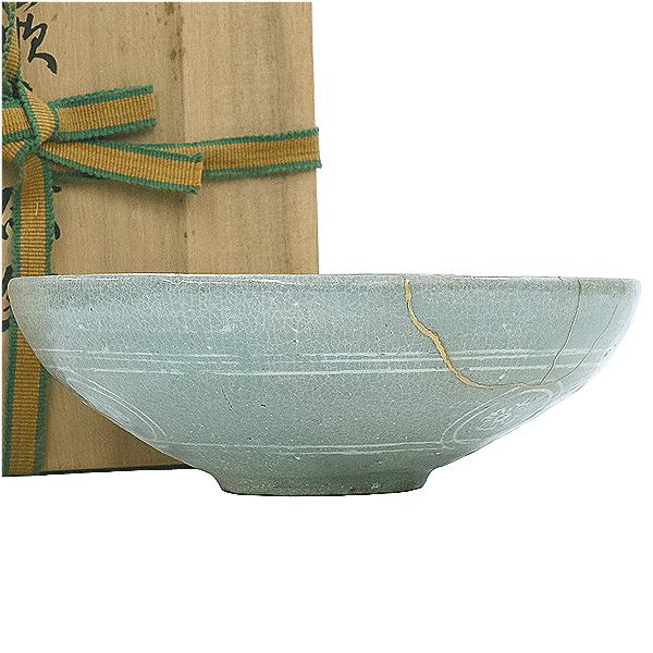 【作家名】-【商品名】高麗青磁鉢【サイズ】高さ6.5cm 口径18.2cm 底面径6cm【付属品】共箱【商品状態】商品には目跡がございます。箱には保存状況によるヨゴレがございます。【管理番号】1181※こちらの商品は他サイトでも販売を致して...