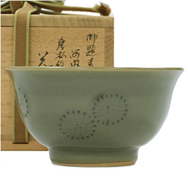 【作家名】吉向十三軒作【商品名】御題青河内青磁唐松紋茶碗【サイズ】高さ6.5cm 口径12.5cm 底面径5.9cm【付属品】共箱【商品状態】商品は比較的綺麗な状態でございます。　　　　　   箱には保存状況によるヨゴレがございます。【管理...