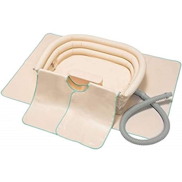・寝たまま洗髪できるコンパクトな洗髪器。【商品仕様】●サイズ／洗髪部：幅63×長さ49×高さ16.5cm、防水シート：幅95×長さ65cm●重さ／570g●材質／本体：ポリウレタン（抗菌加工）、防水シート・エプロン・枕：ポリ塩化ビニル・ポリ...