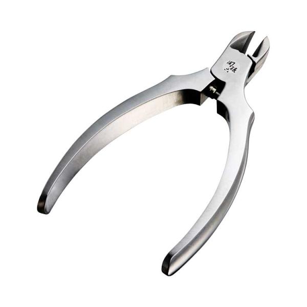 ・刃を大きく広げられるため、足などの硬い爪や厚いツメに最適です。収納に便利なキャップ付です。・刀匠関孫六の伝統から生まれたツメキリ。刃いっぱいにツメをかけず、少しずつ切るときれいに仕上がります。【商品仕様】●サイズ／幅5.5×長さ13×高さ...