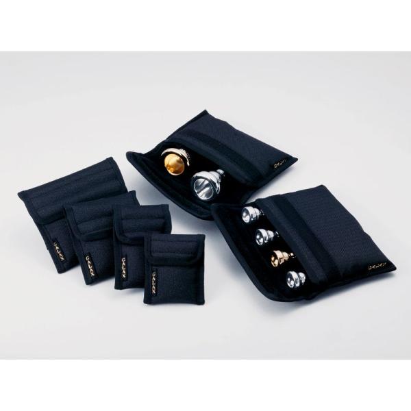 ギャラックスのマウスピースホルダーは、二重に縫製されており、15mmの厚さで充分に保護します。また、内側の布は湿気を吸い取り、消臭効果もあります。開閉はマジックテープ式で簡単にでき、通常時でははずれにくくなっています。P-1:トランペット用...