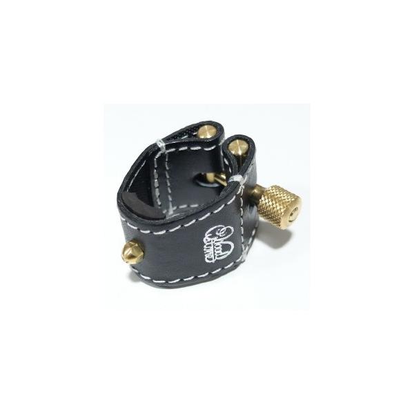 コダマモデルの改良型で、リード接触部分には同じく最高級グラナディラ材を、マウスピース接触部分は本革を使用。２本のレールでリードの振動をフルに生かし、本革で全体を包み込む事によりストレス無くよりまとまりのある音を実現。 コダマモデル最大の特徴...