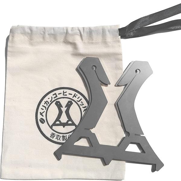 ペリカンが向き合ってるように見えるデザインのステンレスプレートを、知恵の輪のように組み立てて使うコーヒードリッパーです。素材：ステンレス