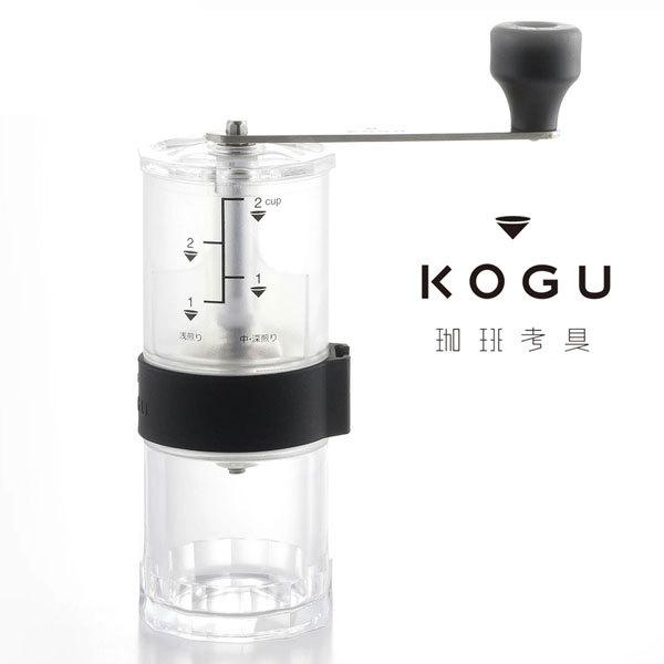 分量の目安となるコーヒー豆の目盛り付き！お好みの豆を目盛りまで入れてあとはクルクル回すだけ。ミル部はセラミックで、金属臭がなくコーヒー本来の風味を損ないません。サイズ：幅13.5×奥行6×高さ17.5cm