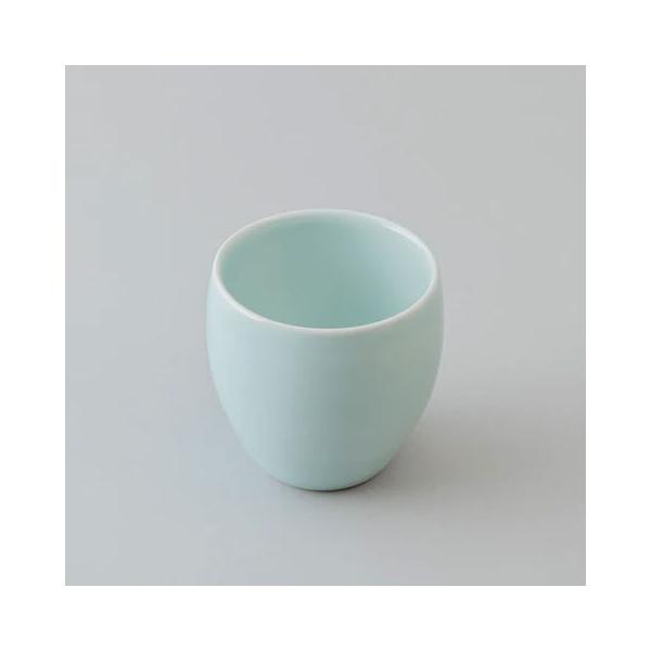 有田焼では珍しい、二重構造の大きめのカップです。 カップの内側と外側の間に、二重構造による空気の層がつくられるので、 持った時に温度が伝わ りにくい構造となっています。カラー：青白磁（白）容量：220ml