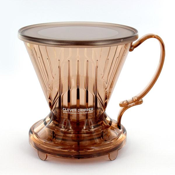 クレバーコーヒードリッパーは簡単にコーヒーが抽出できる浸漬式のドリッパーです。ペーパーフィルターを使用し、約４分間浸漬するだけなので、簡単にクリーンなテイストのコーヒーを抽出することができます。最大抽出量：約240〜270ml（コーヒー20...
