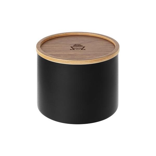 スチール製のウェーブフィルターを収納するケースです。木製のフタにはシリコン等のパッキンは付いていないので片手で開けられます。本品はカリタと山崎実業の収納シリーズ「RIN」とのコラボ商品になります。カラー：ブラック対応サイズ：KWF-155/...