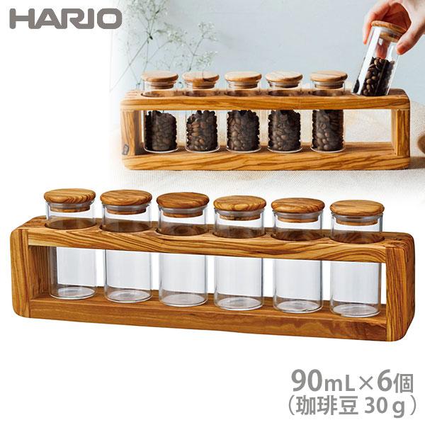 スパイスストッカーは耐熱ガラス製で６個セットです。カレーの６種の基本スパイスをストックできたり、コーヒー豆（約30g）を飲みたい分だけ小分けにしてストックすることもできます。オリーブウッド製のストッカーは持ちやすいので、棚からテーブルへ移動...