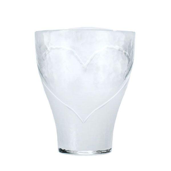 手の小さい女性にも持ちやすい形状ですクリーミーな泡立ちが楽しめる泡立ちグラスに、ハートをモチーフにしたかわいらしいBeerHeartが登場。従来の泡立ちグラスよりも軽く、手の小さい女性にも持ちやすい形状です。プレゼントに。自分へのごほうびに...