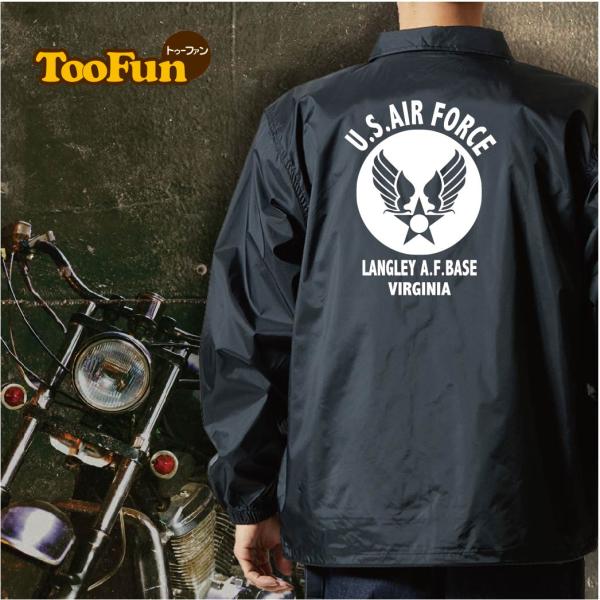 US AIR FIRCEのミリタリーエンブレムデザインをバックにあしらった、シンプルスタイルのコーチジャケット。バイク好きの方へのプレゼントや贈りもにも最適です。※画像はイメージとなり、実際とは多少異なりますので予めご了承ください。※実際に...