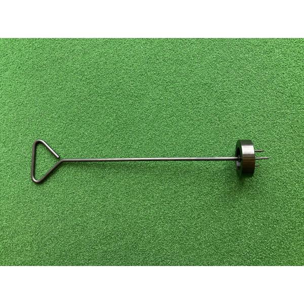 冬場のゴルフの一打目を快適にするティーボーリング冬場のゴルフ場では、朝晩の冷え込みで地面が凍って固くなりティーが刺さりにくくなります。ティーボーリングは、凍結した地面にティーを刺す穴をあける際の必需品。とはいえ、身長や姿勢などでティーの高さ...