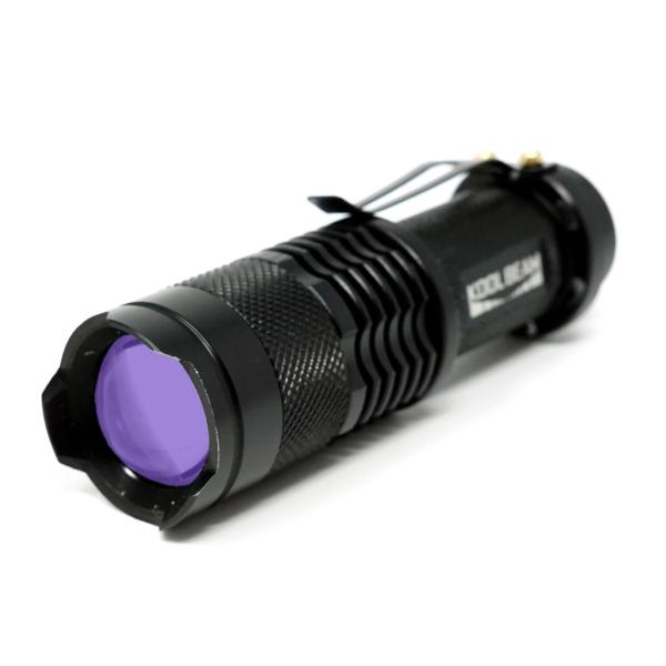 【KOOLBEAM LED UVライト KB-43】レジン硬化、汚れチェック、鉱物観察、お札の真贋確認など、様々な用途に活躍する高性能LED UVライトです。波長365nmの紫外線LEDを搭載し、透過力と視認性に優れています。軽量で持ち運び...