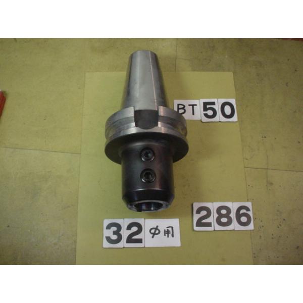 BT50番の　日研製の　サイドロックホルダー　エンドミル向きタイプの 中古品です。型式は　BT50-SLA32-105です。32Φシャンクのエンドミルで使用できます。写真現状有姿渡しでご入札ください。 BT50-286
