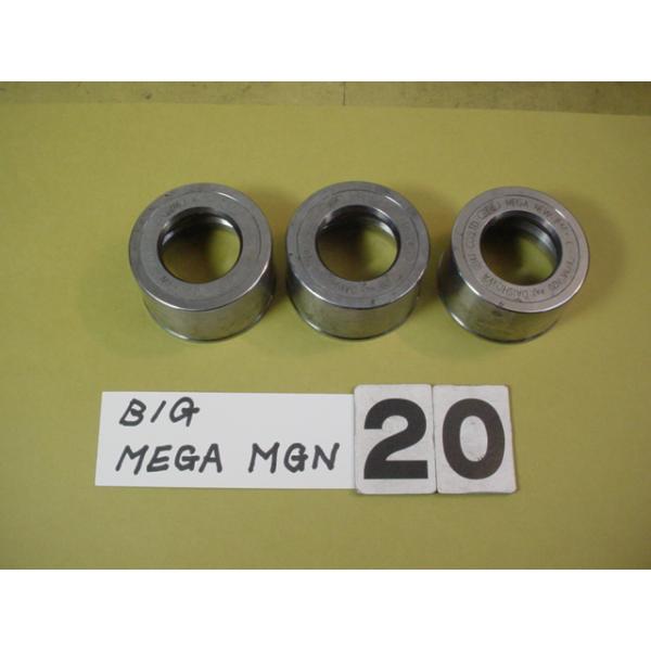 BIG製の　メガベビーチャック用ナットの中古品です。　型式　MEGA20タイプ用の3個組です。使用によるキズや色のハゲは写真の通りあります。使用できるOレンチはMGR-46タイプです。写真現状有り姿渡しでご入札下さい。