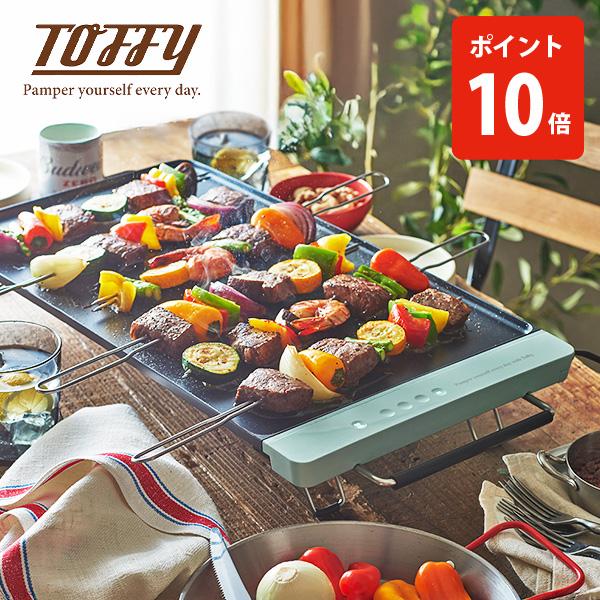 スタイリッシュなフォルムでホームパーティーにも映える、スリムでワイドなグリルプレートです。フラットで広々とした焼き面は、串焼きのBBQやお好み焼きにもピッタリです。スタンドをたためば厚さ3cmで収納性もよく、丸洗いできる優れものです。