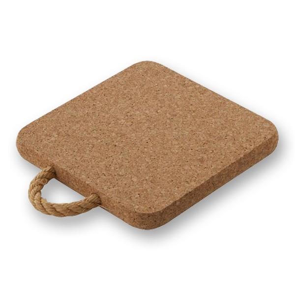 ナチュラルな縄網ハンドルがついた、愛らしい形の鍋敷きです。素朴なコルクマットで見た目にも温かく、贈り物にもお勧めです。壁にかけて収納するのも楽しいアイテムです。コルクに厚みがあり、火からおろしたばかりのケトルや鍋にも安心してお使いいただけま...