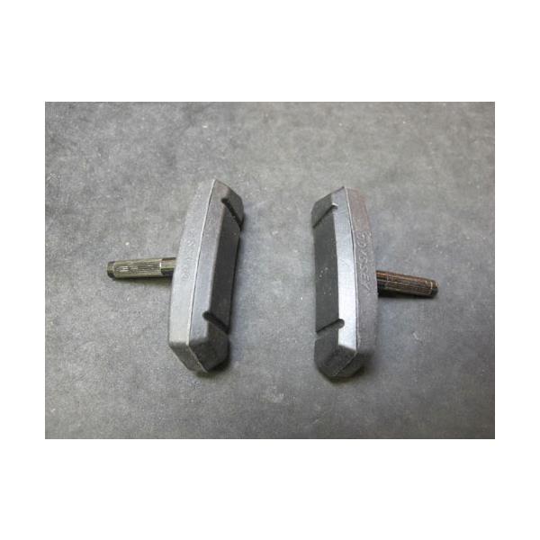 990などのカンチブレーキにピッタリの大きなブレーキシュー。パッケージ汚れのためSALE。強力な制動力です！※この商品はデッドストック品の為、保管中の経年劣化、小さなダメージがあります。■エアロ形状のリムにも最適。■幅２cm