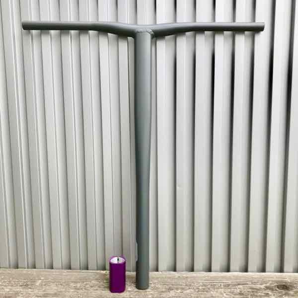 【発売日：2019年07月07日】オーストラリアのスクーターブランド『GRIT』ハイエンドモデルInvaderにも採用されているバトルバーハイドロフォームを用いて途中で丸パイプから角パイプに変わっているデザイン素材にマグネシウムを採用した軽...