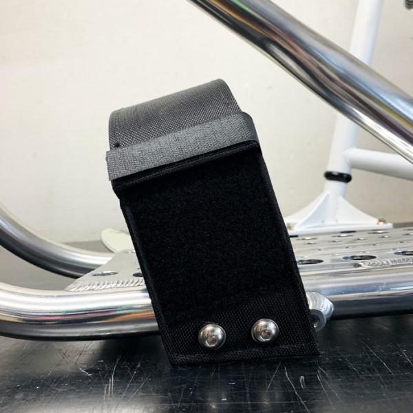 ついに登場！！スノースクートの滑りを支えるとても大事なフットストラップ。最新シェイプにワイド幅で驚きの安定感。純正ストラップより約2cmワイドなワイドフットストラップ。（比較写真４枚目）耐久性のあるカッチリとした芯材、ヘビーデューティーに耐...