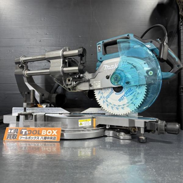 ご覧いただきありがとうございます。【中古美品】makita LS005GZ 216mm 40V充電式スライド丸ノコ （本体のみ）です。使用感も少なく良い状態と思います。ささくれ、バリ防止用にガードフェンスに当て木加工がございましたビス穴あり...