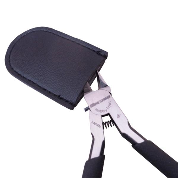 ●大切なニッパーを破損から守る専用刃先カバー●「外出先にニッパーを持って行きたい！」「掛けて保管すると尖った先端が危ない！」そんな要望に応えて登場！●ニッパーを保管する際、刃先にかぶせてお使いください。●これなら工具箱に雑に入れても大丈夫！...