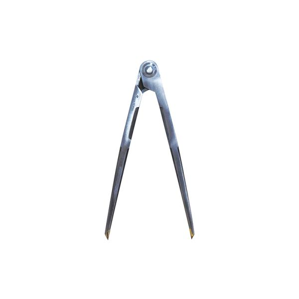 特長●硬質クロムメッキ処理・熱処理等が施された硬い金属にもケガけます。●先端端超硬チップ付なので摩耗しにくく長持ちします。仕様●本体サイズ 200×22×19mm●使用範囲半径 200mm●製品質量 230g●材質：炭素鋼（先端超硬チップ）