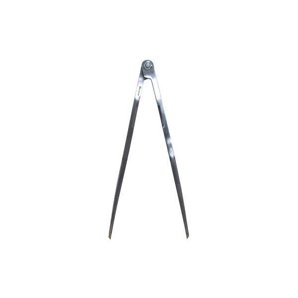 特長●硬質クロムメッキ処理・熱処理等が施された硬い金属にもケガけます。●先端端超硬チップ付なので摩耗しにくく長持ちします。仕様●本体サイズ 400×27×25mm●使用範囲半径 400mm●製品質量 760g●材質：炭素鋼（先端超硬チップ）