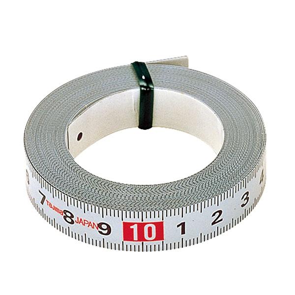 粘着テープつきなので、何処にでも貼り付けて測定できます。■仕様目盛仕様：メートル目盛テープ幅：13mmテープ長さ：1ｍテープ厚み：0.3mm（粘着テープ含む）ヨンゴーゴーピッチ表示付■材質テープ：SK85(旧SK5)