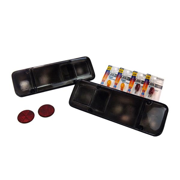 テールレンズ全面をスモークに製造いたしましたホンダアクティトラック専用、純正仕様のテールランプユニット左右セットです。平成21年12月以降の全車(テール及びストップがウェッジ球)に取り付け可能です。当商品は、ホンダ純正部品のハウジングを使用...