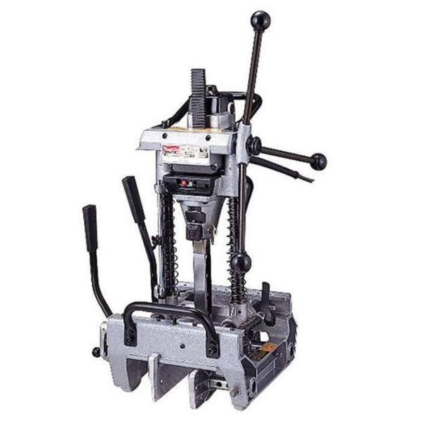 マキタ　５寸カクノミ　７３０５【穴あけ能力】　最大角穴：30×30mm(1寸×1寸)　最小角穴：6×6mm(2分×2分)　最大切込み深さ：161mm(5寸3分)ノミ先端(30mm角ノミ使用時)【最大加工剤幅】183mm(6寸)【回転数】14...