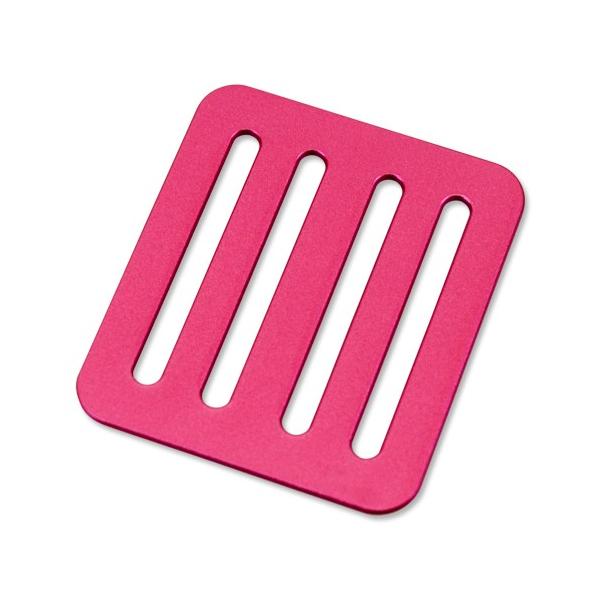 【特徴】D環・B環を安全帯に取付ける為の取付けプレートです。【用途】D環止め。【仕様】●適用ベルト：幅50mm。●色：赤。●四つ穴。【材質】●本体：アルミ製。【サイズ】幅：65mm高さ：73mm奥行き：2mm重量：19g