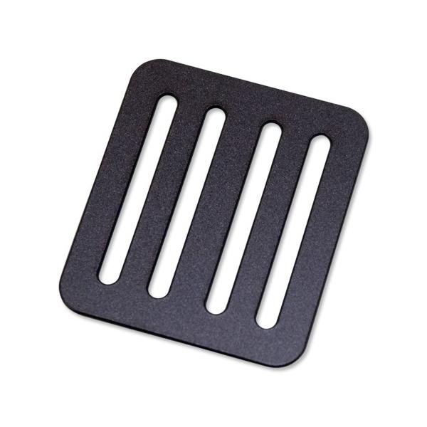 【特徴】D環・B環を安全帯に取付ける為の取付けプレートです。【用途】D環止め。【仕様】●適用ベルト：幅50mm。●色：黒。●四つ穴。【材質】●本体：アルミ製。