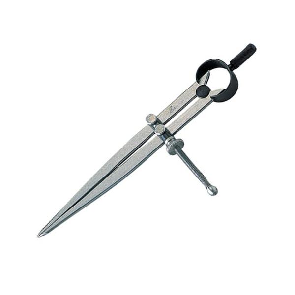 【特徴】先端部には焼き入れ加工されている鋼製コンパスです。スプリング付きで寸法の微調整がネジで出来ます。【用途】円形ケガキ用鋼製コンパス。【仕様】●使用範囲(半径)：150mm。●重量：90g。●先端焼入加工。●スプリング付。【材質】●本体...