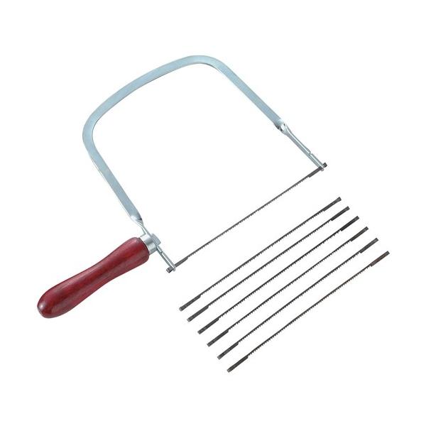 【特徴】鋸刃が縦向き・横向きに取り付け出来ます。スプリング式で簡単取付けが出来ます。【用途】薄板・ベニヤの円形・曲線切りなどの切断作業。【仕様】●鋸刃7枚付き。●木柄。【材質】●刃：ローカーボンスチール製。●木柄。【サイズ】幅：150mm高...