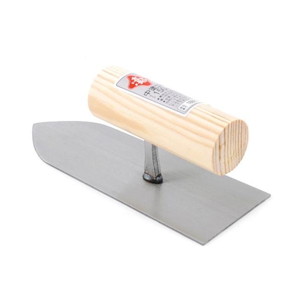 【特徴】中塗りから荒仕上げまで、幅広くお使いいただけます。壁材をすくい、壁面に押し伸ばしながら、平らに塗り上げる場合に最適です。【用途】壁塗り等の中塗用。【仕様】●サイズ：150mm。【材質】●コテ板：鉄。●柄：木。【サイズ】幅：150mm...