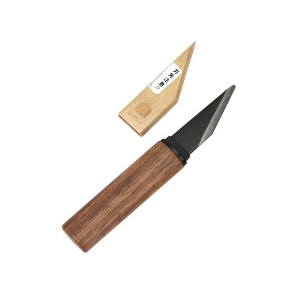 【特徴】軽量・コンパクトな小刀です。【用途】竹細工・彫刻用。【仕様】●サヤ付。【材質】●刃：炭素工具鋼。●柄：木製。●サヤ：樹脂。【サイズ】幅：25mm高さ：175mm奥行き：15mm重量：20g