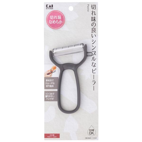 斜め刃でスムーズな切り始め！シンプルで握りやすいハンドル！貝印 KAI日本製 シンプルピーラー DH8008切り始めがスムーズな斜め刃と、切りばなれが良いディンプル加工の刃体。切れ味が良く、握りやすいハンドルのシンプルなピーラーです。じゃが...