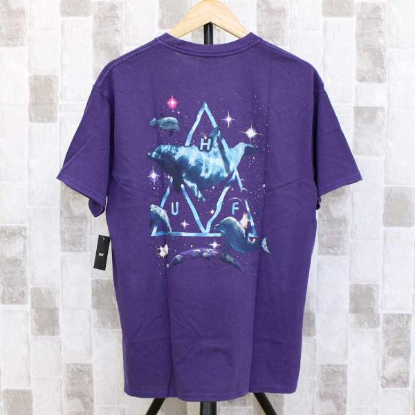 「SPACE DOLPHINS WASHED S/S TEE　TS01849」ピグメントダイのコットンでヴィンテージな雰囲気を演出した半袖Tシャツ。80 年代の水族館の記念品Ｔシャツにインスパイアされたカスタム HUF アートを左胸と背面に...