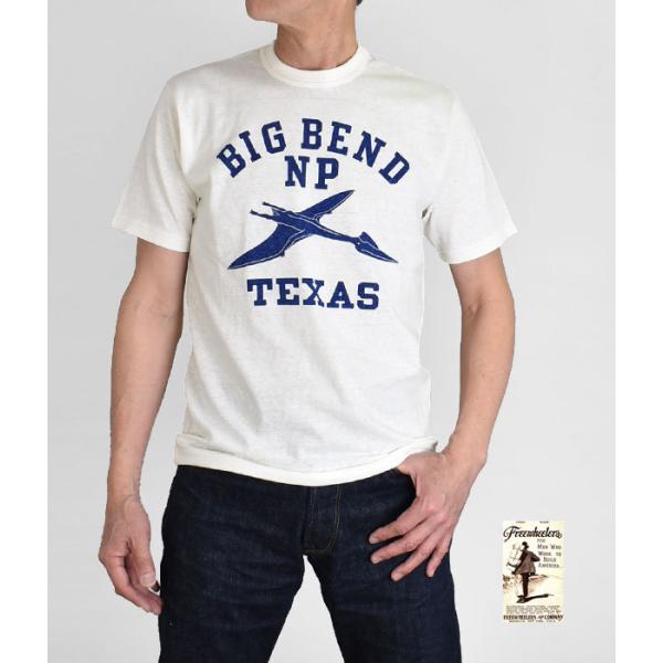 HOME of U.S.シリーズの半袖プリントTシャツ。プリントは染み込みプリントになっています。生地は柔らかく、ムラ感のあるコットン100%のライトウェイト。着込むごとにヴィンテージ感の増す一着です。梱包には十分注意しておりますが、値札や...