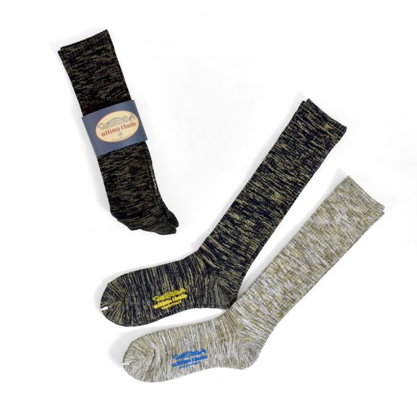 フリーホイーラーズ定番ソックス「バーロウ」、13インチ丈モデルとなります。素材はコットン60％と耐久性の高いコーデュラナイロン40％を使用して編み込まれています。靴に強く当たる部分の踵とつま先に厚みを持たせており、丈夫な構造です。フット感も...