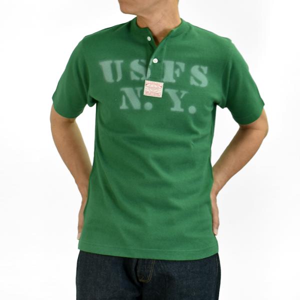 1800年代から1900年代初頭のアンダーウェアーをデザインソースに製作したヘンリーネックTシャツです。ヴィンテージスタイルミディアムウェイトジャージと呼ばれるコットン100%天竺生地を使用しており、柔らかで伸縮性が高く着心地のよいボディー...