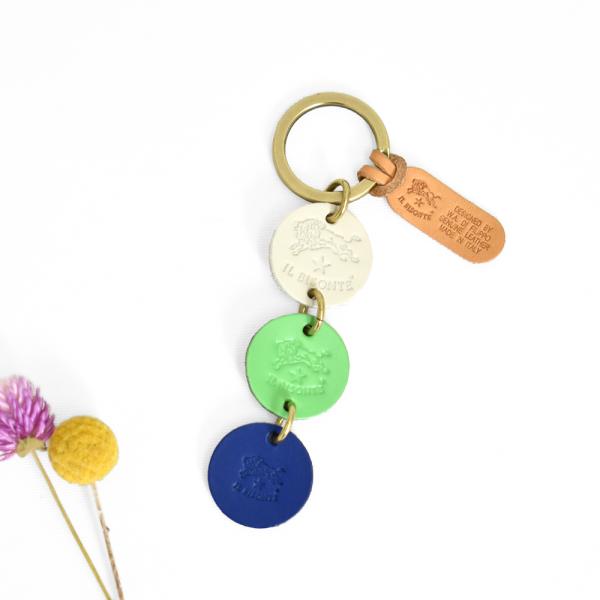 イタリアのレザー小物ブランド「IL BISONTE / イルビゾンテ」。2024秋冬の新色は、イルビゾンテ創業の地、フィレンツェの街並みからインスピレーションを受けたカラー。くすんだ白壁を連想させる漆喰のような淡いグレージュ「GESSO（ジ...