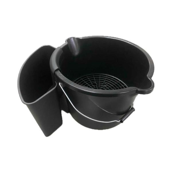 砂や汚れをスポンジから落とせるグリットガードや、シャンプーやブラシなど洗車グッズを収納できるサイドポケット付きのバケツが新登場！！入数：1個品名：ウォッシュバケツ品番：PR-64容量：13.6L直径：約330ｍｍ×Ｈ約240ｍｍ・グリットガ...