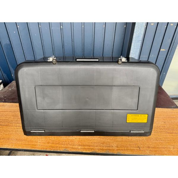 新車外しのエスコ（ESCO）製トラック用樹脂製サイドボックスです。工具やジャッキ、タイヤストッパー、荷締め用品などの収納に便利な大容量タイプ。鉄製・ステンレス製と比べて約35％軽量化されており、車両重量の軽減や燃費向上にも貢献します。開閉部...