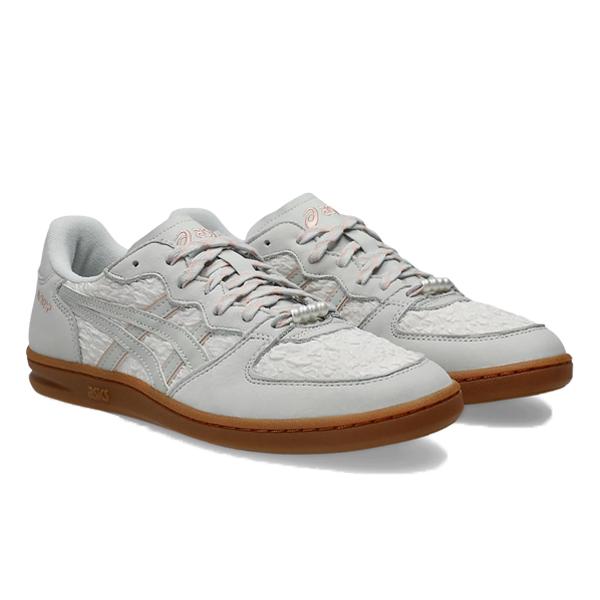 【発売日：2026年03月06日】商品情報SKYHAND OG は、過去のハンドボールシューズデザインを継承しています。1990年代のデザインDNAを受け継ぎながら、ナローなコートシルエットを現代的な履き心地にアップデート。本アイテムはアッ...