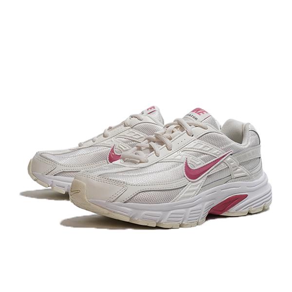 【発売日：2026年01月28日】商品説明ナイキ イニシエーターは長距離ランを快適にサポートします。 通気性の高いアッパーと柔らかいクッショニングを組み合わせたデザインで、一歩一歩をサポートします。※商品画像は、ご使用のモニターや環境により...