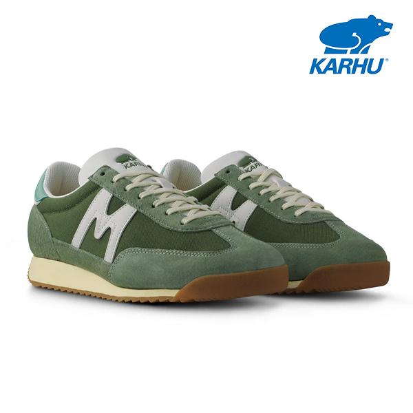 【発売日：2026年03月30日】KARHU（カルフ）フレッシュでナチュラルなトーンに着想を得たMestari 76 Tea / Lichen は、季節の色彩とクラシックなデザインを称える Flower Pack コレクションの一足です。1...